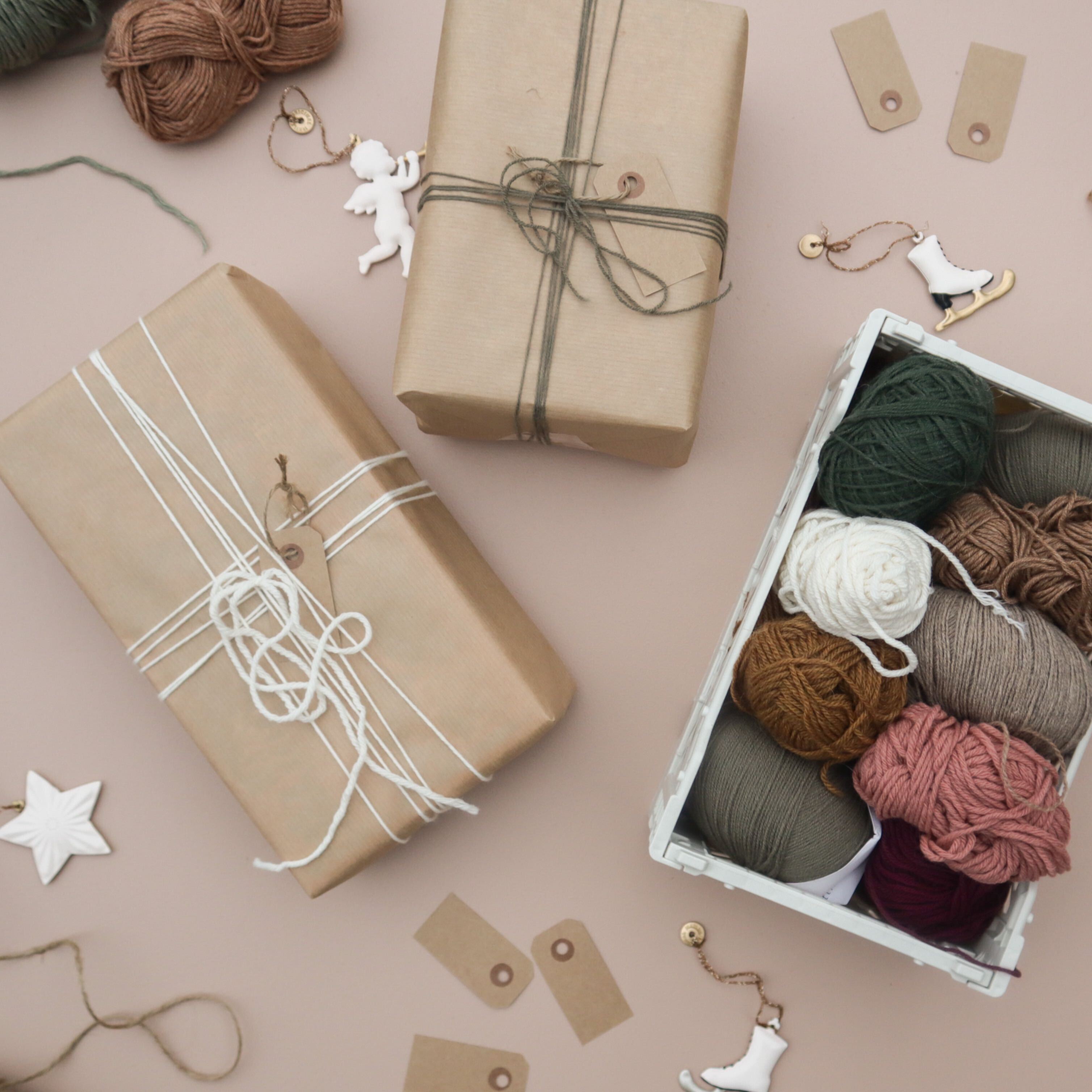 How to gift wrap with yarn scraps - Knitandnote